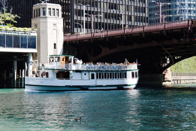 4 Ways to Explore the Chicago River