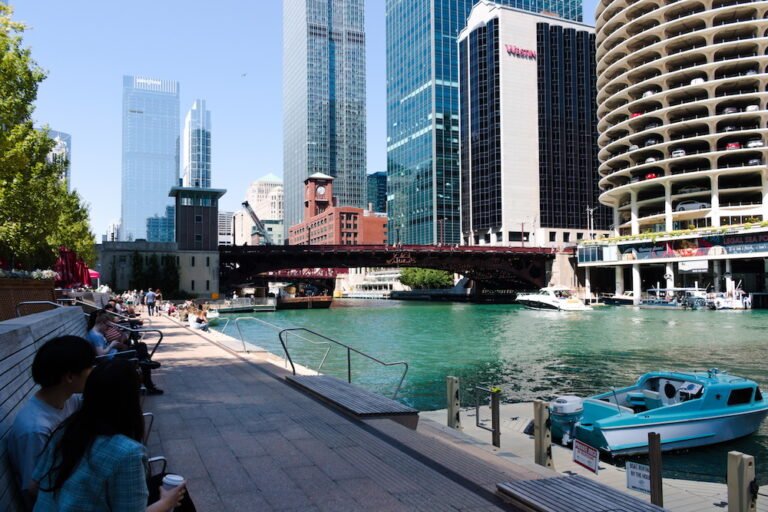 4 Ways to Explore the Chicago River - Atlas Obsession